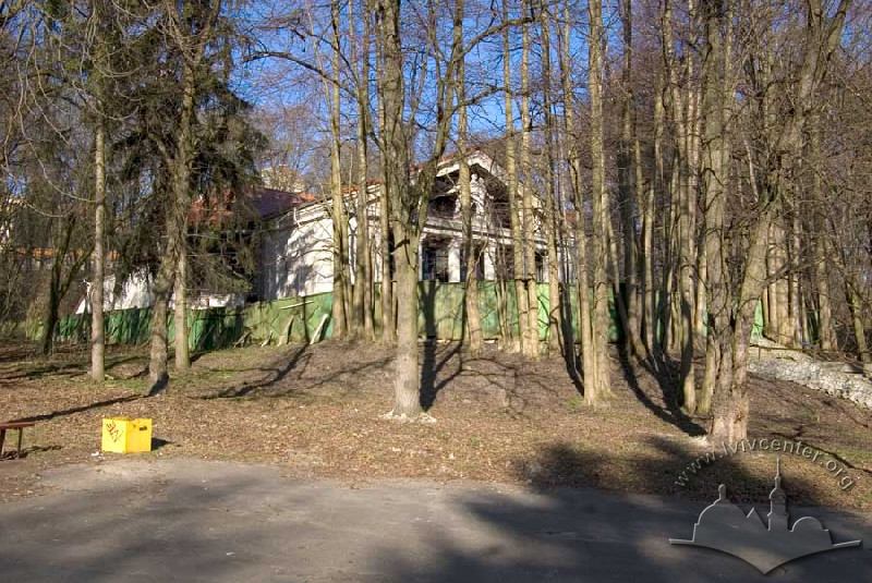 Вул. Вітовського, 43a – будинок ресторану (колишній кінотеатр ...